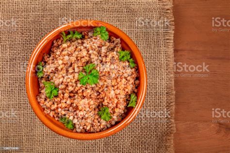 텍스트에 대 한 어두운 소박한 나무 배경 장소에 삼 베에 위에서 총 신선한 파 슬 리 잎 함께 Garnished 있는 토 기