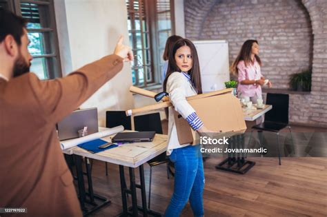 모든 개인 소지품과 파일을 갈색 골판지 상자에 포장하여 사임하는 비즈니스 우먼 거절에 대한 스톡 사진 및 기타 이미지 거절 경영자 기업 재무와 산업 Istock