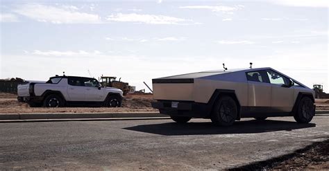 Το Tesla Cybertruck κυριαρχεί το Gmc Hummer Ev εντυπωσιάζει Video