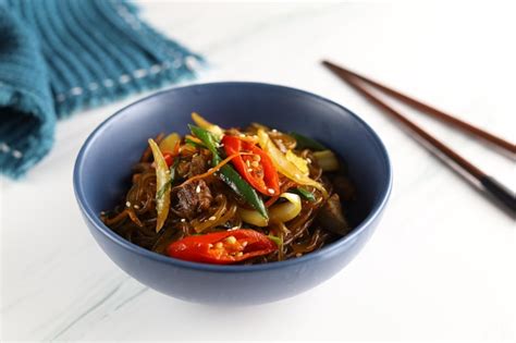 잡채 한국식 유리 국수 볶음 흰색 배경의 그릇에 제공 프리미엄 사진