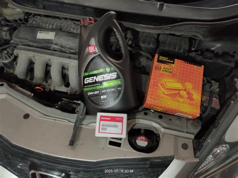 Замена масла в двигателе — Honda Fit (2G), 1,3 л, 2010 года | плановое ...