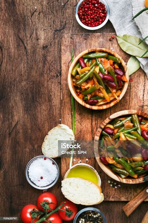 뿌리 야채 버섯 향신료와 토마토 채식 저녁 식사와 녹색 콩 음식 먹는 배경 빈티지 나무 소박한 테이블입니다 평면도 건강한