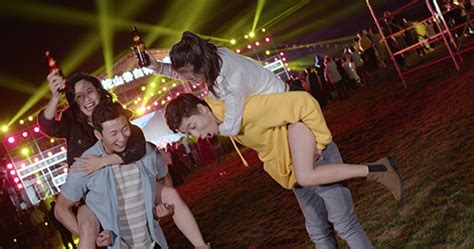 快乐的年轻朋友参加音乐节 原创广告视频素材 蓝牛仔