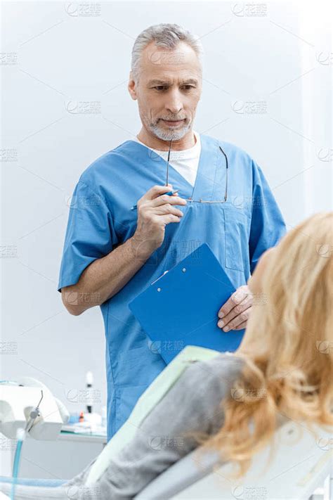 牙科诊所有病人的牙医