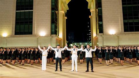 កំពូលតារាចម្រៀង និងអ្នកនិពន្ធឆ្នើម១០រូប