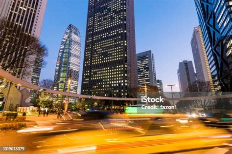 신주쿠 시내와 비즈니스 지구에서 밤에 도쿄 고층 빌딩과 거리 도쿄 일본 교통에 대한 스톡 사진 및 기타 이미지 교통 도쿄