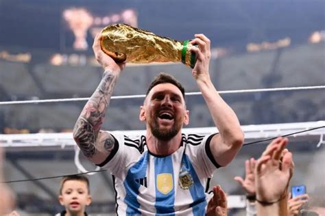 Neymar parabeniza Messi por título da Copa do Mundo