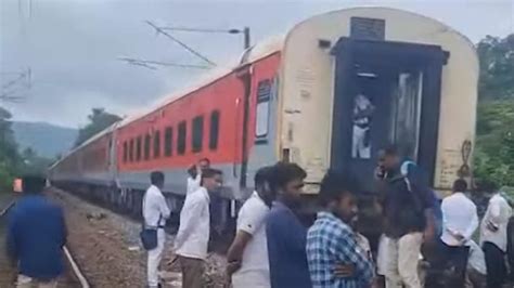 ഓടിക്കൊണ്ടിരിക്കെ ബോ ഗിയും എഞ്ചിനും വേർപെട്ടു തൃശ്ശൂർ റൂട്ടിൽ ട്രെയി