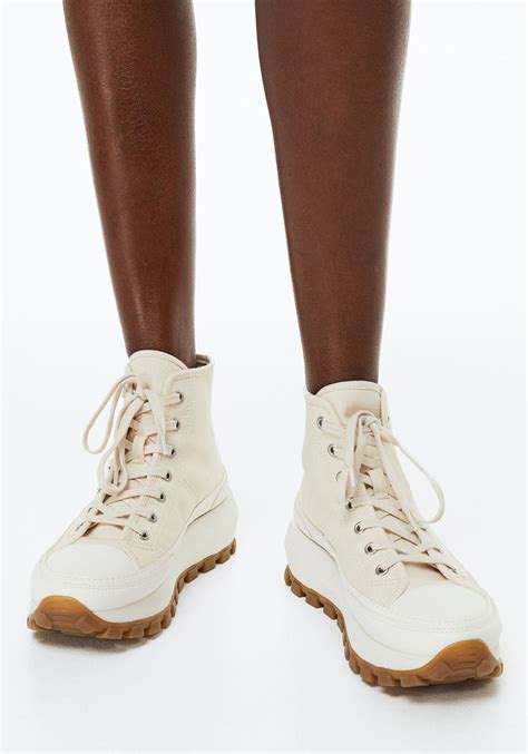 Dieser Sneaker Trend für den Frühling zaubert lange Beine
