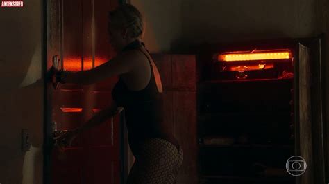 Naked Josie Pessôa in O Sétimo Guardião
