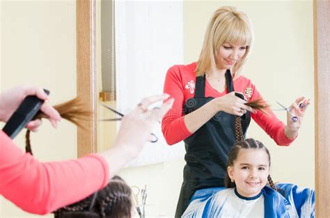Corte de pelo de la niña imagen de archivo Imagen de accesorios
