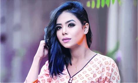 চুলে আঠালো ভাব হলে কী করবেন