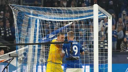 Schalke Stürmer Terodde attackiert Augsburg Torwart Feuerzeug als Auslöser
