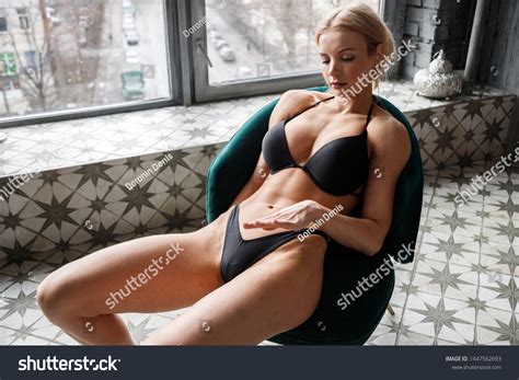 Beautiful Fitness Girl Sexy Blonde Posing 스톡 사진 1447562693 Shutterstock