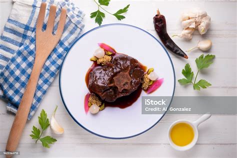 스튜 황소 꼬리 레드 와인과 야채로 조리 된 전통적인 스페인 타파 감자 요리에 대한 스톡 사진 및 기타 이미지 감자 요리 건강한 생활방식 고기 Istock