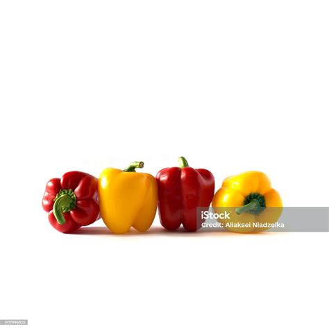 하얀 배경 위에 고립 된 네 가지 단축어로 설정된 달콤한 붉은 피망 개체 그룹에 대한 스톡 사진 및 기타 이미지 개체 그룹