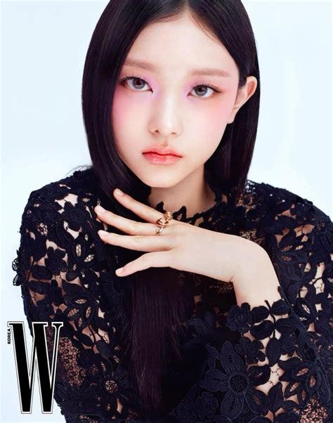 W Korea On Instagram 협찬 W Beauty Super Shiny 크리스챤 디올 뷰티와 뉴진스 해린이 제안하는 스프링 메이크업 크리스챤 디올 뷰티에서