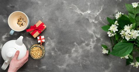 여자 손 들고 화이트 차 건조 차 자스민 꽃 컵 선물 상자 검정 흰색 대리석 배경 플랫 평지 개념에 대한 스톡 사진 및 기타 이미지 Istock