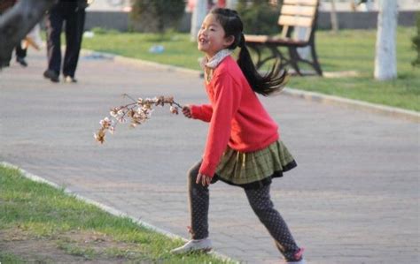 爸爸的举动使女儿长期小便失禁，家长别再犯这种错