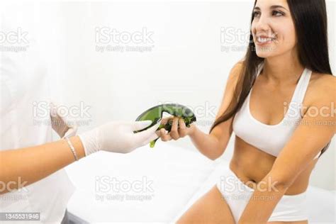 미용사는 레이저 제모 절차 전에 여성 환자를위한 보호 안경을 제공합니다 건강관리와 의술에 대한 스톡 사진 및 기타 이미지
