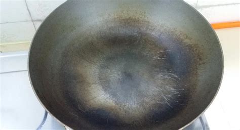 大厨揭秘：为何刚炒完菜的锅不宜立即用冷水冲洗？我竟一直做错了！