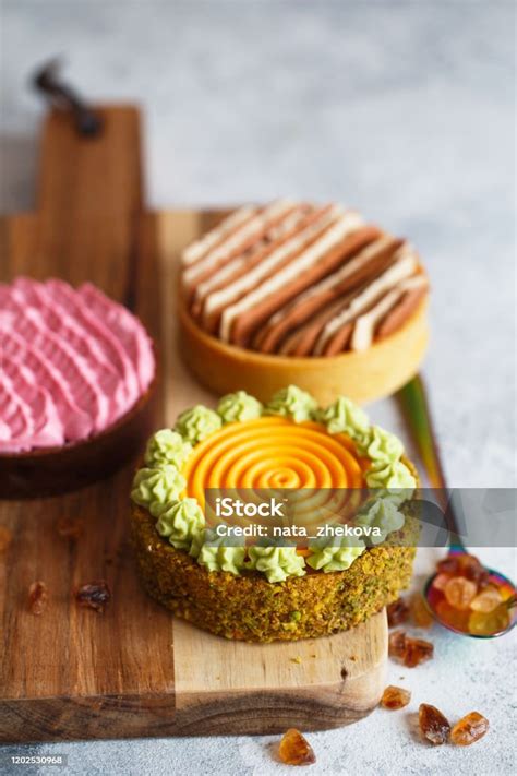 맛있고 다채로운 디저트 소금에 절인 캐러멜 타르트 레몬 커드 타르트 페이스트리 셰프가 만든 체리 크림 초콜릿 타르트 0명에 대한 스톡 사진 및 기타 이미지 Istock