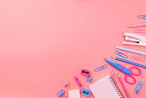 고정 개념 평면 배치 평면도 학교 사진이 위 연필 종이 클립 계산기 스티커 메모 스테이플러와 복사 공간 평면 레이 핑크 바탕에 파스텔 톤에 메모장을 제공합니다 가위에 대한