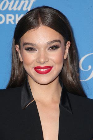 Hailee Steinfeld S Hairstyles Hair Colors Steal Her Style