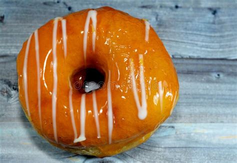 Donut De Anillo Con Sabor A Mango Con Salsa De Chocolate Blanco Una