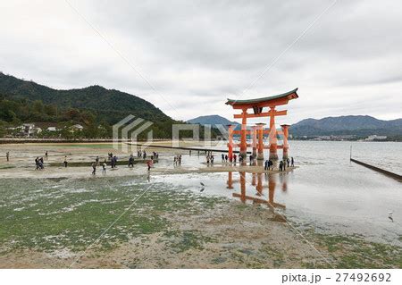 干潮時の宮島厳島神社の大鳥居広島県の写真素材 27492692 PIXTA