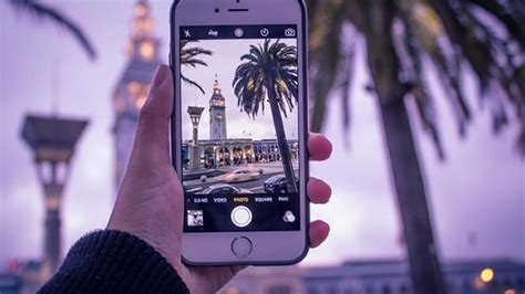 ホノルル市では「歩きスマホ」が禁止に。違反者には罰金も。