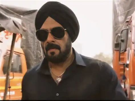 Salman Khan Shows His Staff The Film ‘antim The Final Truth Before