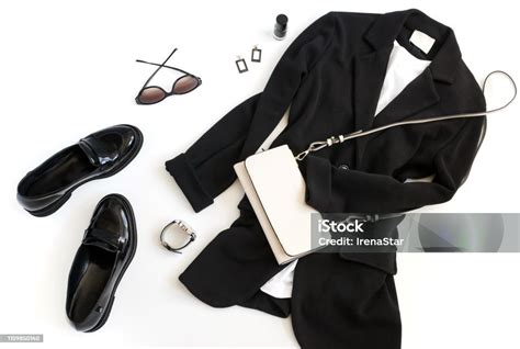 여성 패션 의류 및 액세서리 상단 보기 배경입니다 플랫 레이 여성 가을 스타일 블랙 블레이저 신발 로퍼 가방 선글라스 흰색 배경에 액세서리와 함께 공간을 복사합니다 검은색에