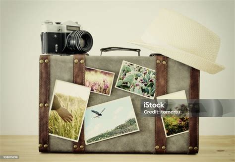 오래 된 빈티지 가방 페도라 모자와 나무 바닥 위에 자연 사진과 함께 오래 된 빈티지 사진 카메라의 이미지 여행 가방에 대한 스톡 사진 및 기타 이미지 Istock