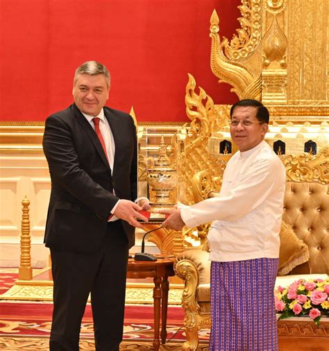 နိုင်ငံ‌တော်စီမံအုပ်ချုပ်ရေးကောင်စီဥက္ကဋ္ဌ နိုင်ငံတော်ဝန်ကြီးချုပ် ဗိုလ်ချုပ်မှူးကြီး မင်းအောင်လ