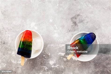 레인 보우 아이스 회색 배경에 아이스 크림 보기 상위 공간을 복사 합니다 음식 배경 개념에 대한 스톡 사진 및 기타 이미지 개념 과일 까치밥나무 열매류 Istock