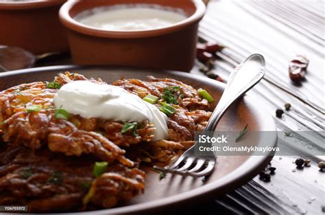 태양에 말린 토마토와 신 Creram 클레이 접시에 맛 있는 수 제 감자 팬케이크에 근접 촬영 보기 갈기갈기 찢어진에 대한 스톡 사진 및 기타 이미지 Istock