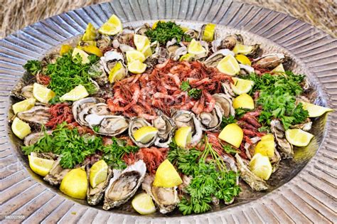 새우와 굴 파 슬 리와 신선한 레몬선택적 초점 Garnished 접시에 생선 특선 갑각류에 대한 스톡 사진 및 기타 이미지