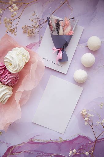 석고필라와 드라이플라워 꽃다발의 장식이 있는 섬세한 분홍색과 흰색 마시멜로 카드를 모의 여성스러운 배경 템플릿 아늑한 겨울 주말 수제 과자 0명에 대한 스톡 사진 및 기타