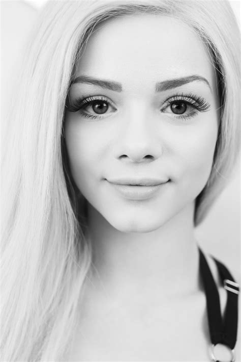 Elsa Jean Es Una Muñeca De Porcelana Posando En Blanco Y Negro