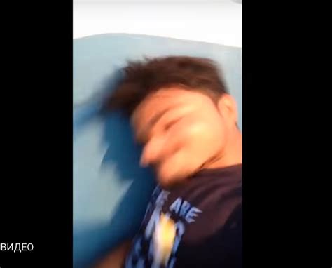 Парень хотел сделать крутое селфи но снял как его сбивает поезд видео