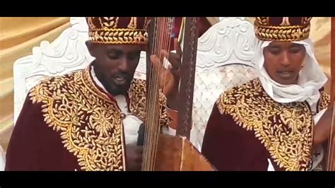 በገና ሲደረረድሩ ሙሽራው እና ሙሽሪት በሰርጋቸው ዕለት Youtube