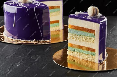 Pastel De Múltiples Capas De Feliz Cumpleaños Con Glaseado Morado Y