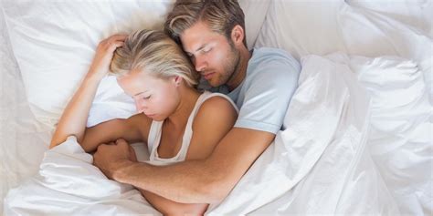 Pozycja na łyżeczkę jak wygląda Czy naprawdę sprzyja zajściu w ciążę Kobieta