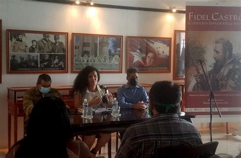 Presentan en Holguín libro Fidel Castro Como una espada reluciente