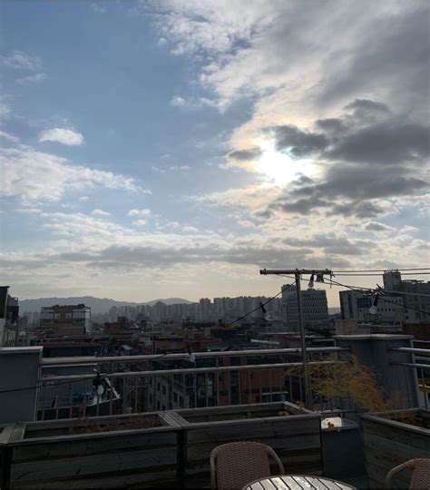 지현 간만에 미세먼지 없는 상쾌한 아침 모든 창문을 열고 환기를 시키고 좋아하는 노래를 틀어놓고 구석구석 청소 및 정리 정돈을 했다 맑은 공기와 하늘이 참 귀하고