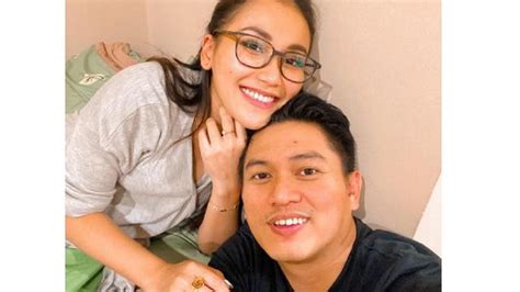 Hapus Foto Adit Jayusman Ayu Ting Ting Dikabarkan Batal Menikah