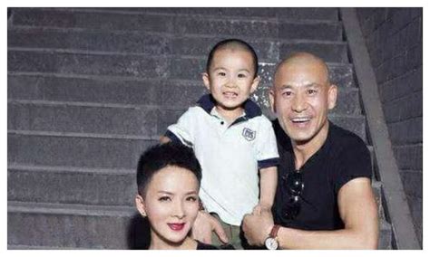 熒幕硬漢師小紅，為嬌妻退居幕後還做丁克，卻在50歲喜得一子 每日頭條