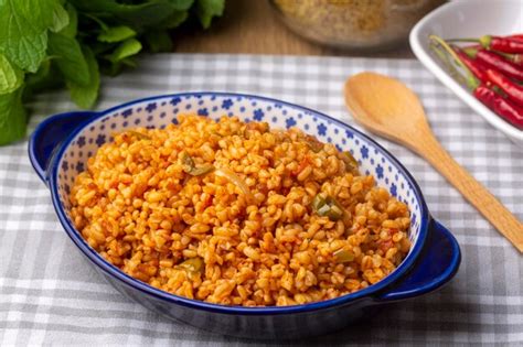 접시에 토마토 소스를 곁들인 전통 터키식 Bulgur 필라프터키어 이름 Meyhane Pilavi 프리미엄 사진
