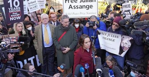 Julian Assange Sufrió Un Derrame Cerebral Estando En Prisión Onda Vasca